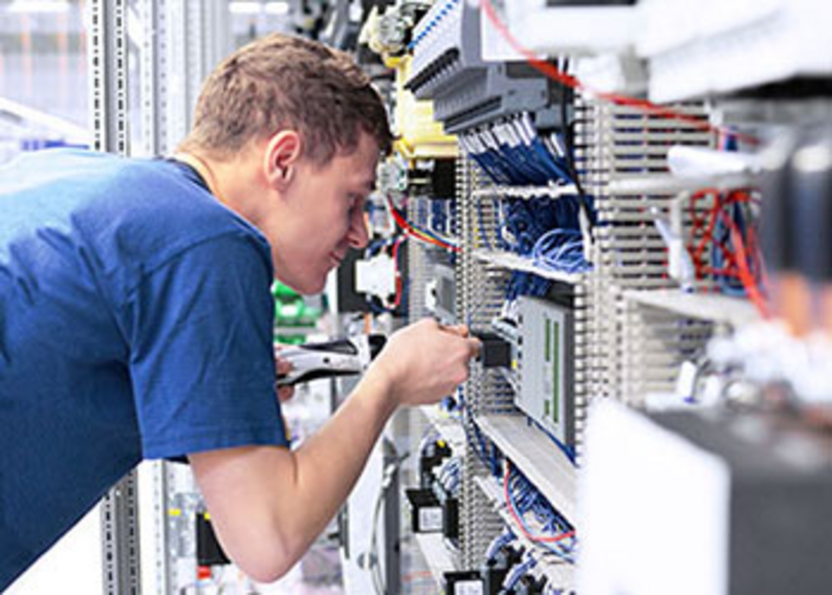 Deine Lehre als Elektrotechniker:in | Sprecher Automation - Sprecher ...